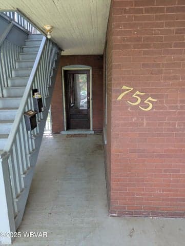 755 West Third Street Apt 1 - Premier Real Estate Agency